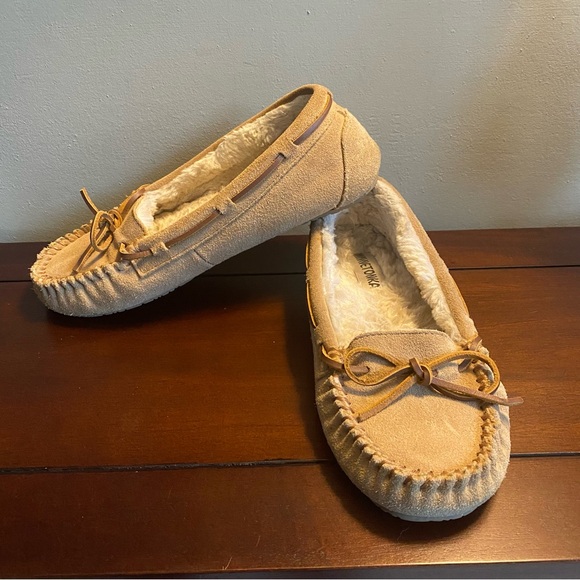 Minnetonka | Shoes | Minnetonka Womens Tan Suede Fur Lined Hard Sole ...